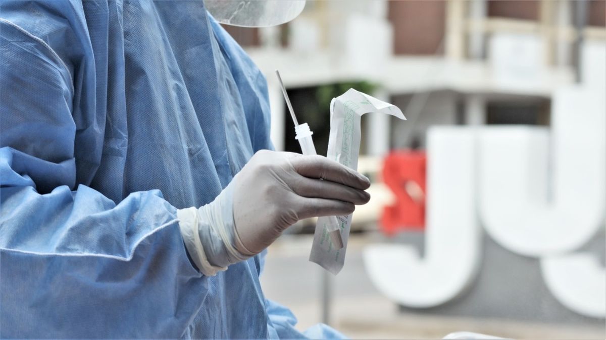 Para el testeo deben acudir las personas con síntomas