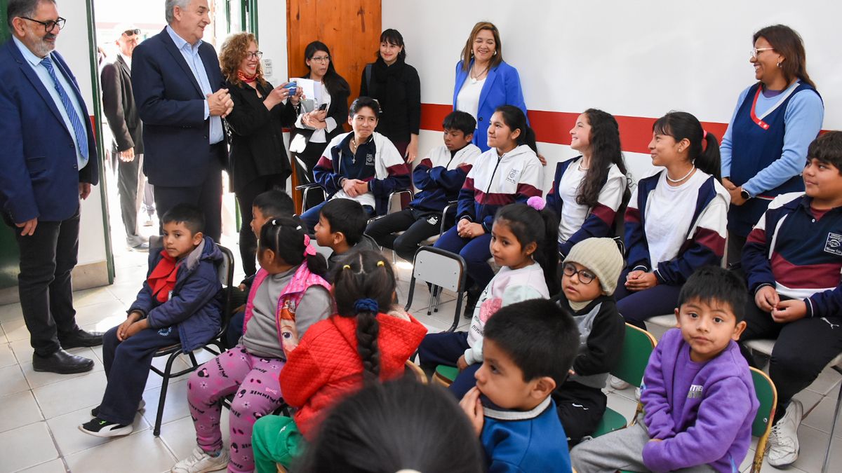 Aulas Móviles: Morales recorrió la escuela primaria Marina Vilte