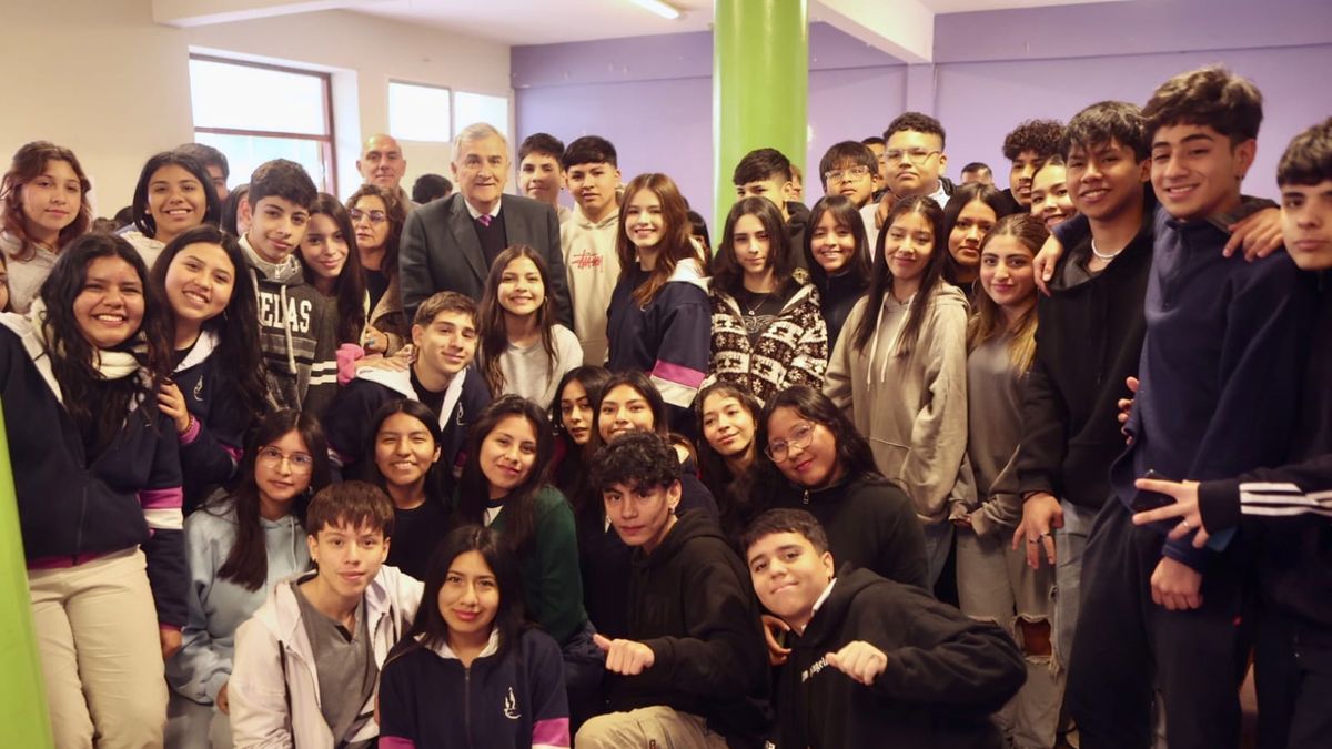 Morales, junto a los estudiantes del Colegio Modelo
