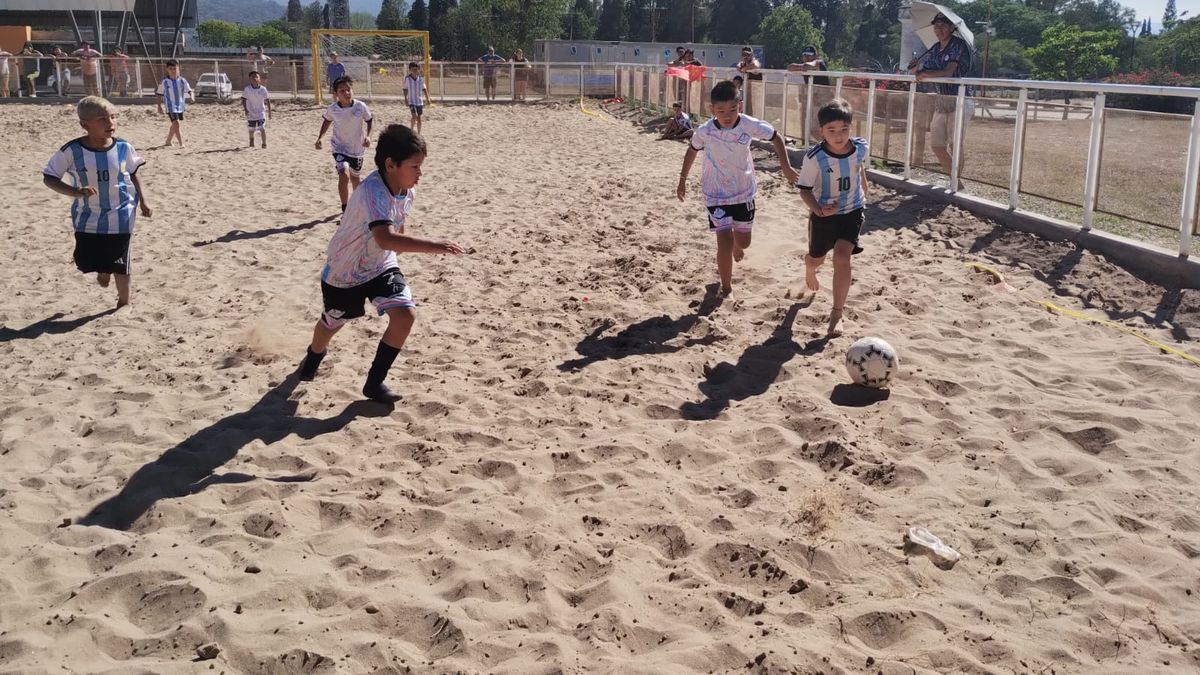 Exitoso encuentro de fútbol infantil mixto en arena